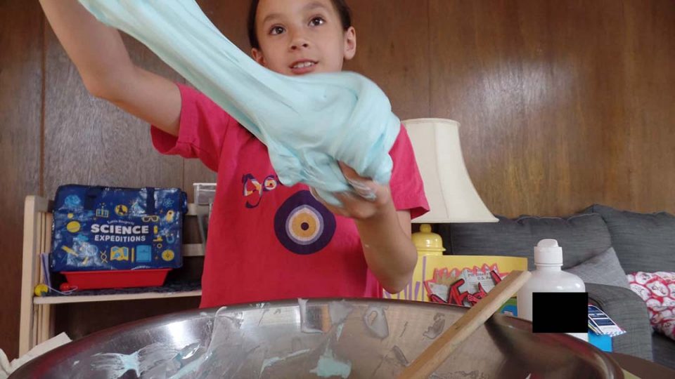 How to Make Fluffy Slime with Glue, Shaving Cream, and Cornstarch ...